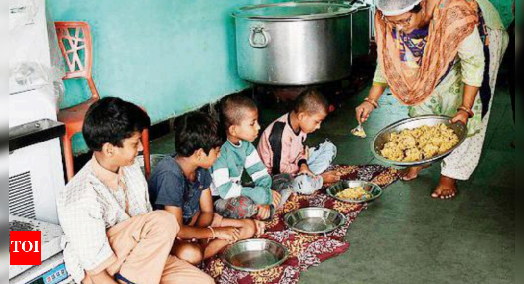 Mumbai: Inside Kurla slums, kitchens set up during lockdown still feed ...
