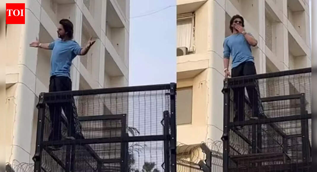 Shah Rukh Khan is back with his SIGNATURE pose, greets fans outside ...