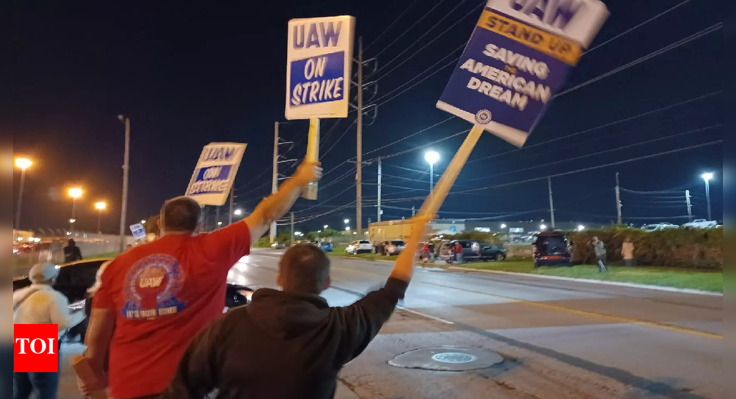 Auto Workers: UAW resumes talks with Detroit Three as strike enters ...