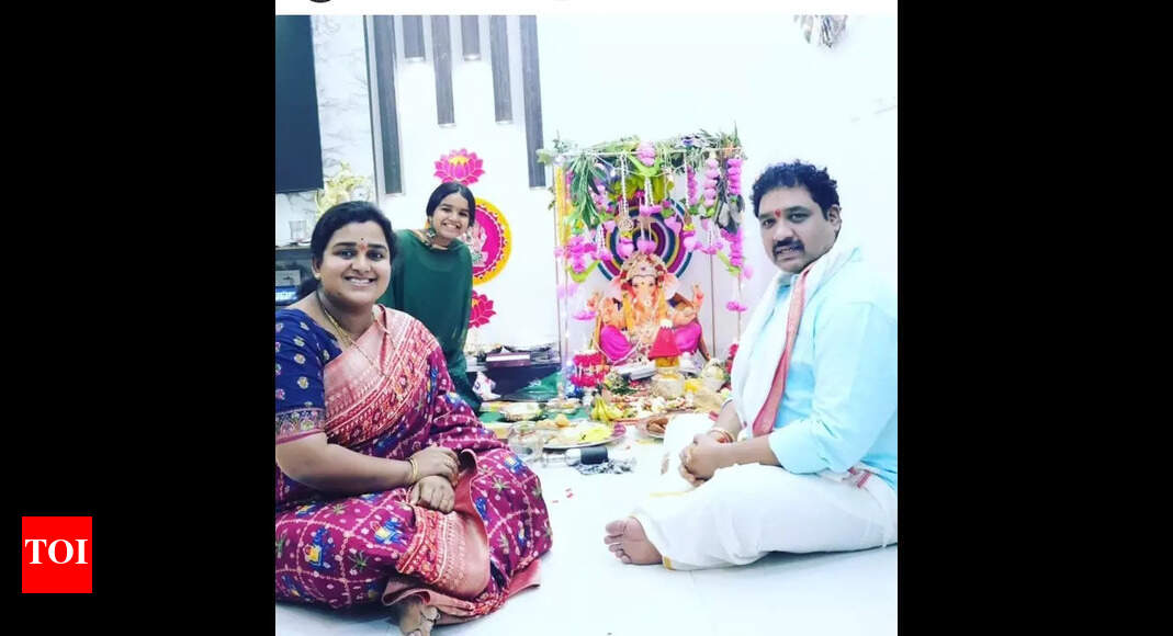 Telugu TV actor Sreevani welcomes Lord Ganesha into their new home ...
