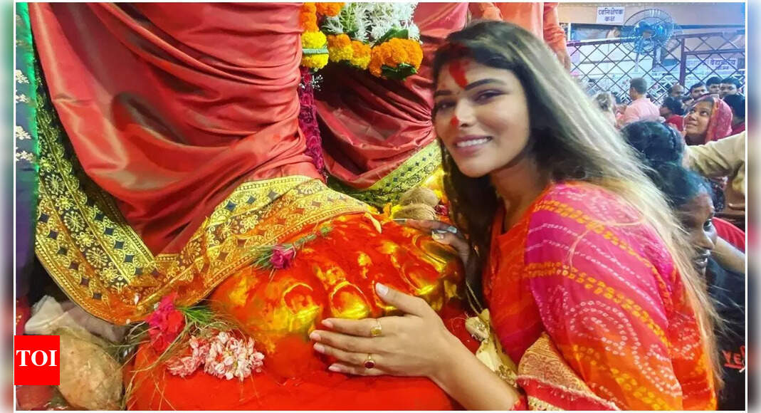 Pics: Mahima Gupta visits Lal Baughcha Raja | Bhojpuri Movie News ...
