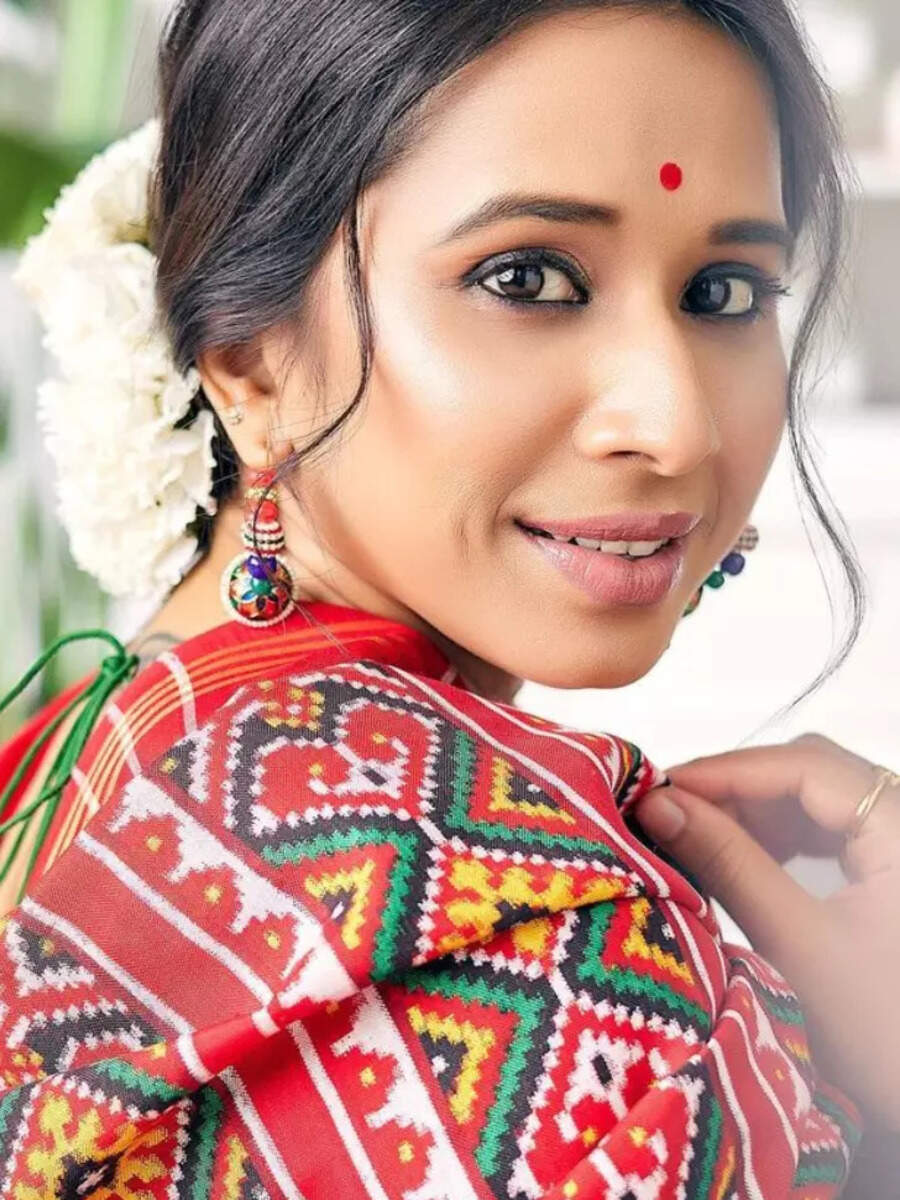 Shreya Bugde's beautiful Patola saree looks | Times of India