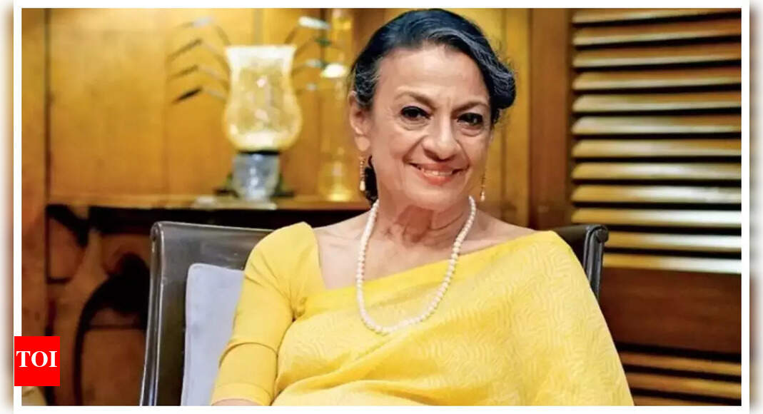 Did you know veteran actress Tanuja was once slapped by the director on the set for THIS reason ...