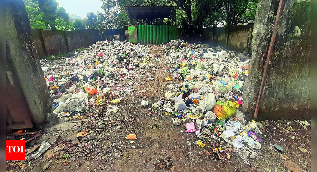 Garbage Accumulation: Families In Doon’s Defence Colony Face Garbage ...