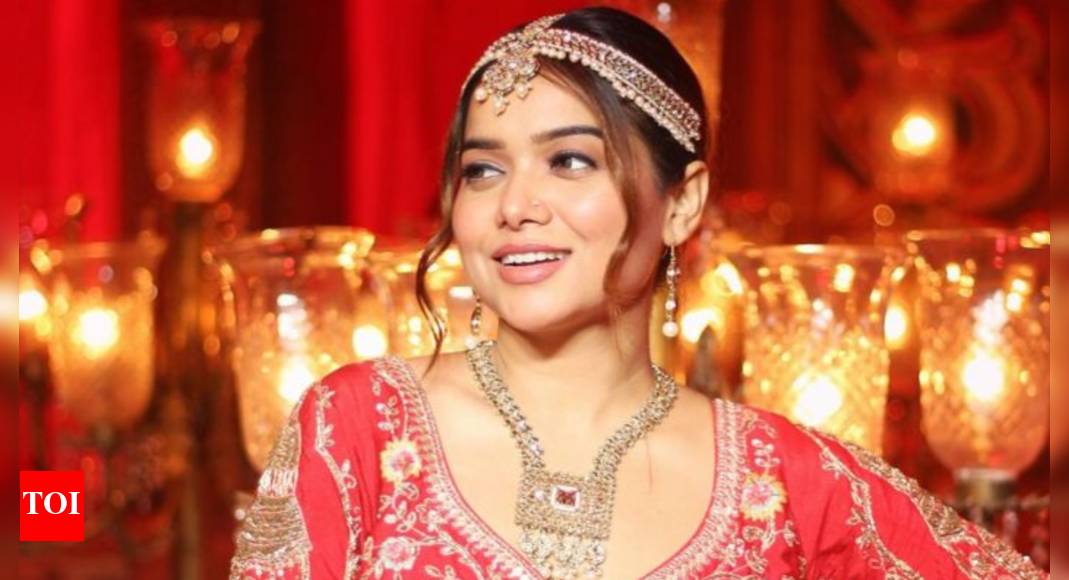 Bigg Boss OTT 2 fame Manisha Rani visits Andheri Cha Raja Ganpati with ...