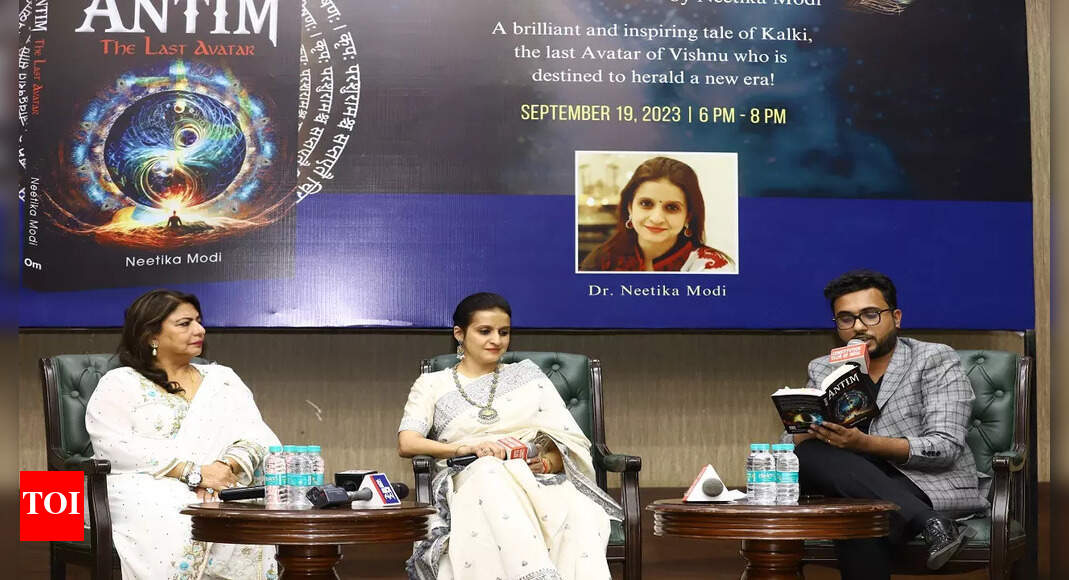 Antim Book: Kevin Missal and Dr Madhu Chopra launch 'Antim' by Dr ...
