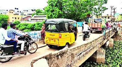 Trichy: Danger Lurks On Damaged Trichy Bridge | Trichy News - Times of ...