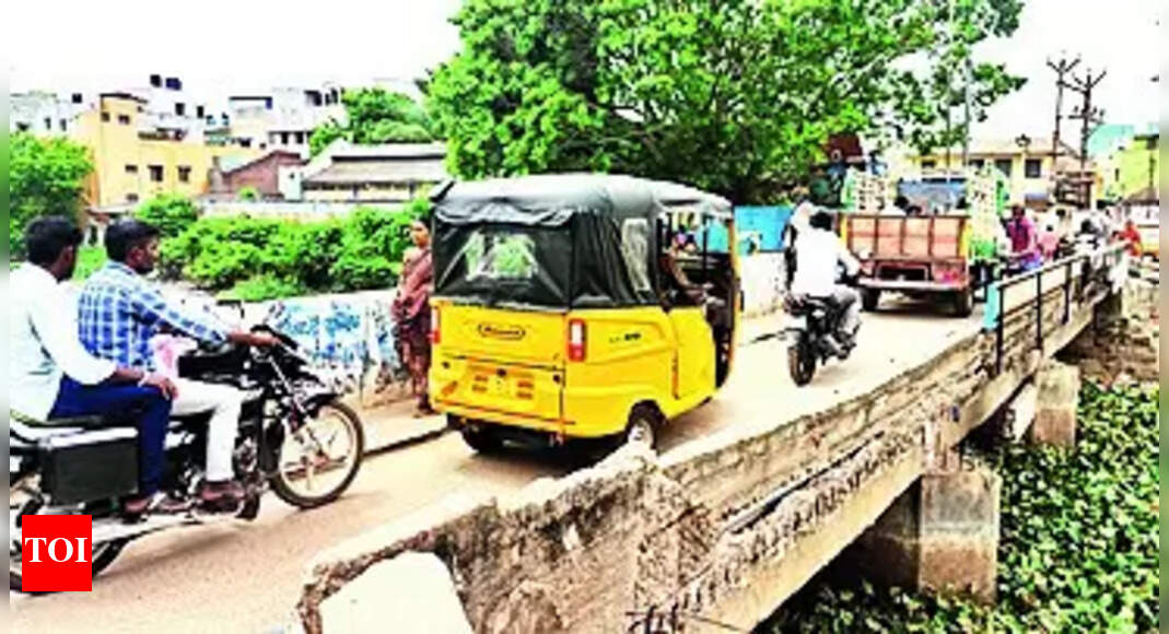 Trichy: Danger Lurks On Damaged Trichy Bridge | Trichy News - Times of ...