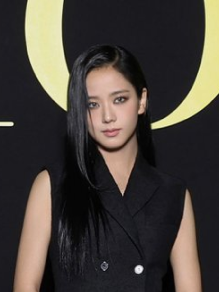 Blackpink's Jisoo Nails Edgiest Dark Fashion Week Look Yet For Dior ...