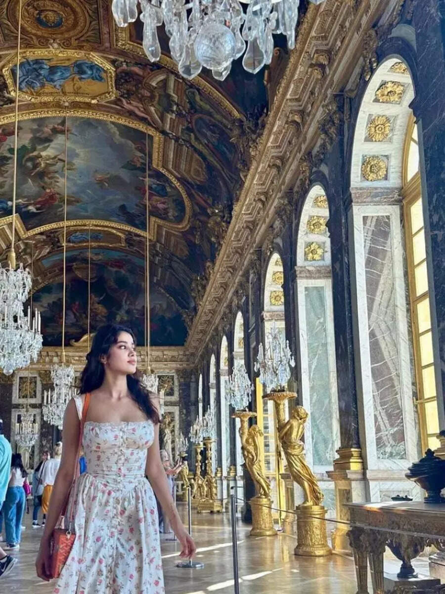 Janhvi Kapoor's Vacay Pics Are All About Stunning Views | Zoom TV