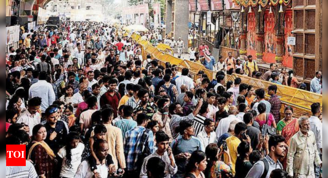 Ganeshotsav: 1kg gold necklace, Rs 4 crore plus cash offered to ...