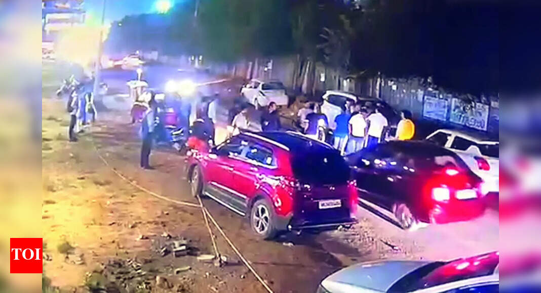 Hit Car: In Scuffle After Hitting Car, Group Of 10 Attacks Hotel Owner ...