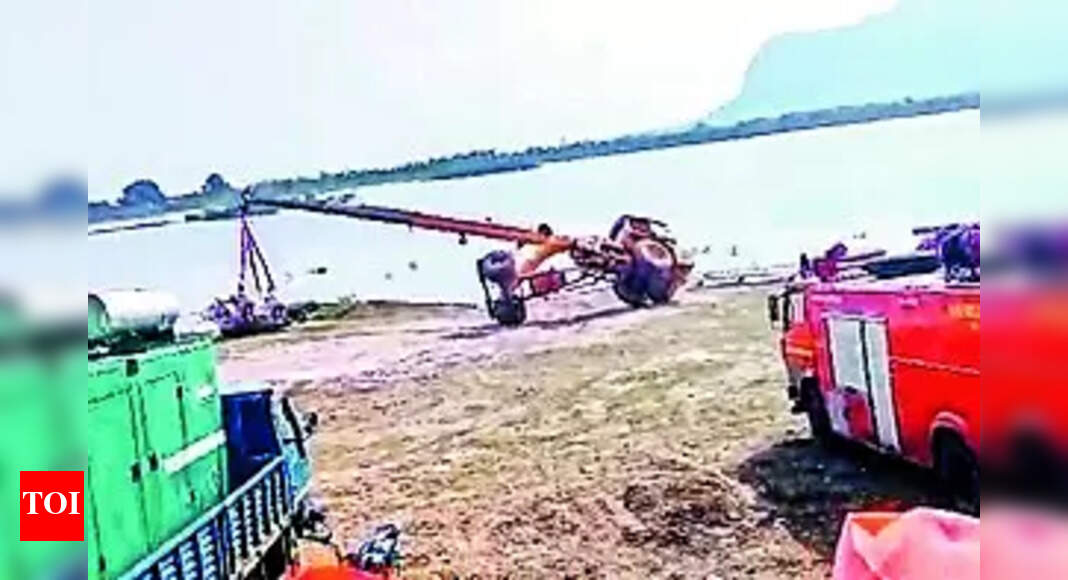 Crane Collapses: Five Injured As Crane Collapses | Vadodara News ...