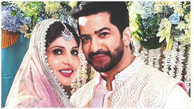 Amit Tandon renews wedding vows with wife after 16 yrs - Times of India