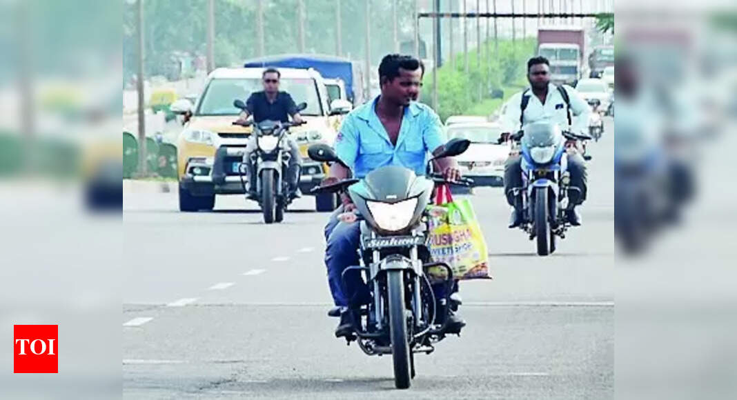 Helmetless Riding: 67 Reported For Helmetless Riding On App In 15 Days ...