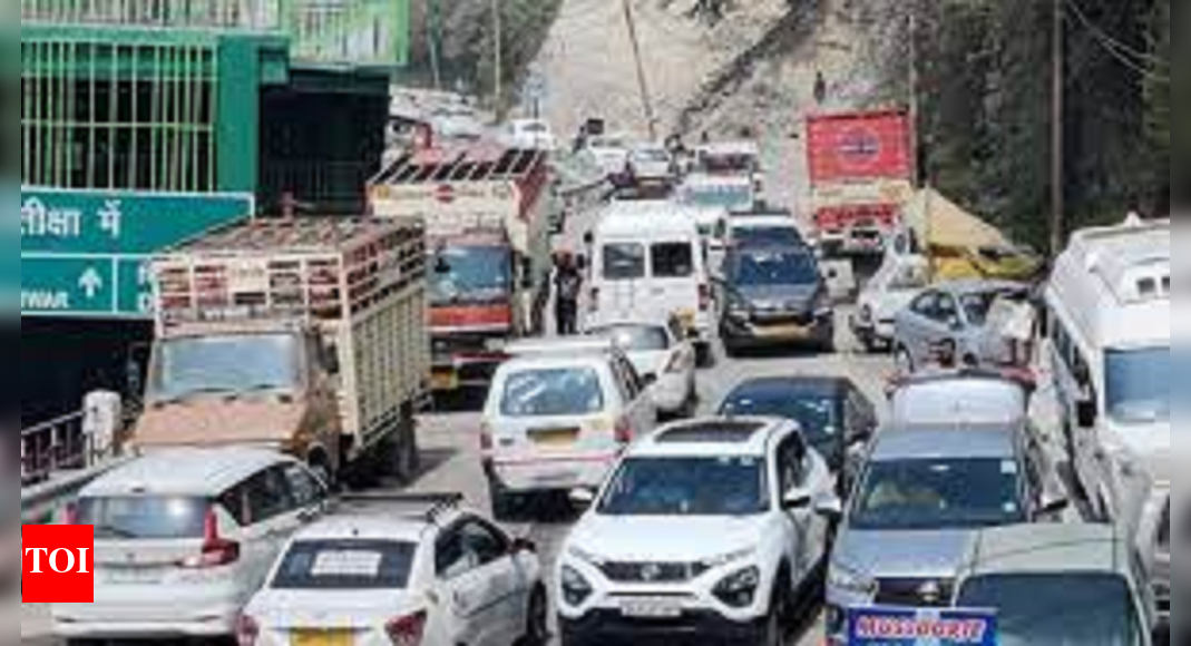 Traffic leads to chaos in Mussoorie | Dehradun News - Times of India