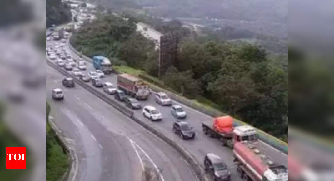 Weekend rush causes traffic snarls on Pune-Mumbai expressway | Pune ...