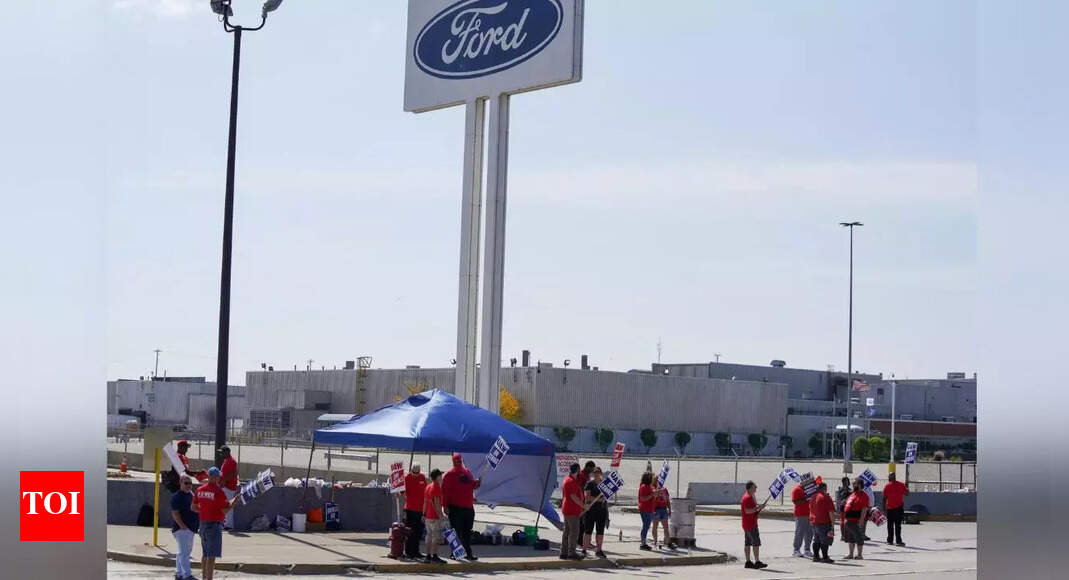 Strike: Ford temporarily lays off 300 more US workers due to strike ...