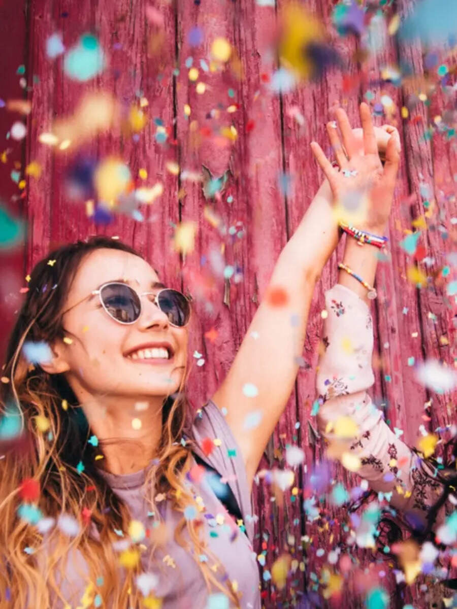 Dating an extrovert: Things to keep in mind & how to deal with them ...