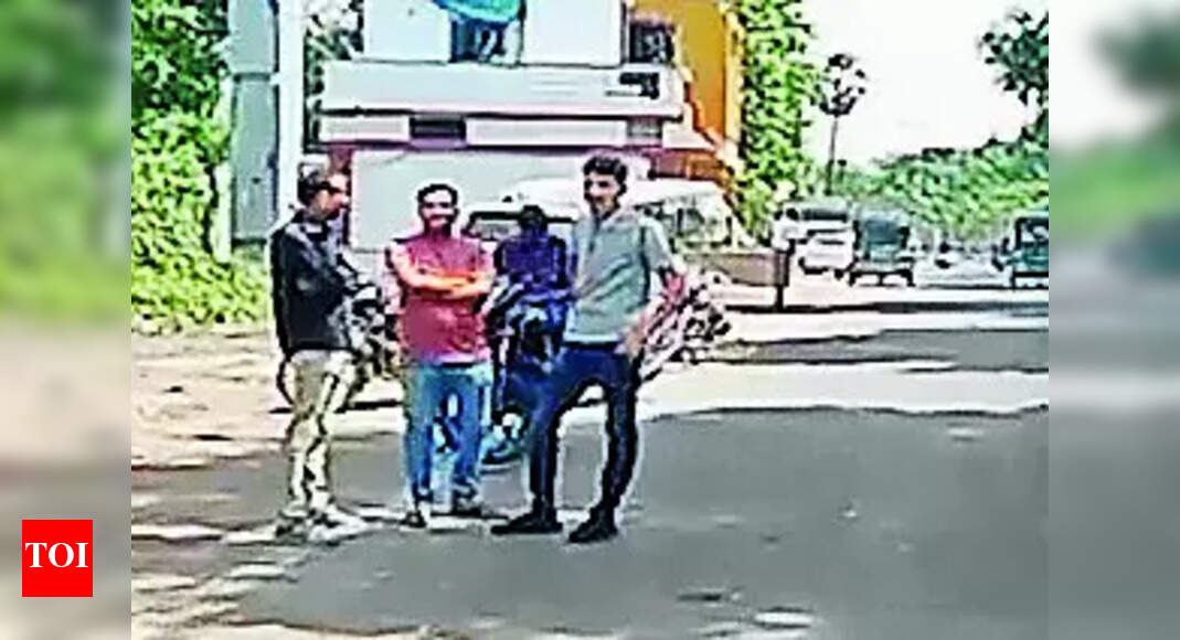 Fake Cops: Fake Cops Steal ₹16l From Angadia Staffer | Vadodara News ...