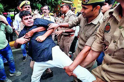 AAP: Protest Against Ed Raid At Aap Neta’s Residence In Delhi | Lucknow ...