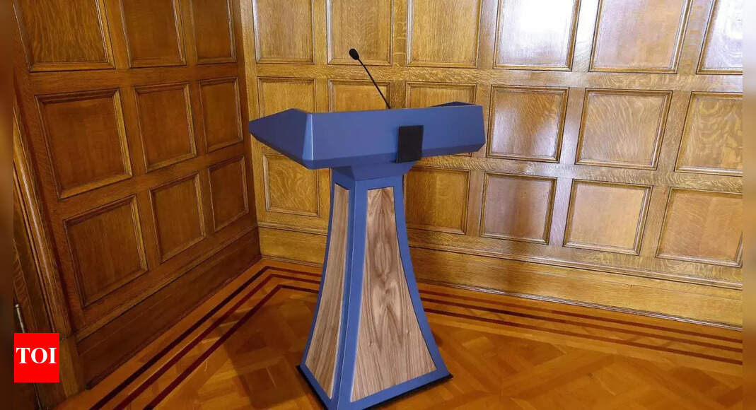 Lectern: A $19,000 lectern for Arkansas governor Sarah Huckabee Sanders ...