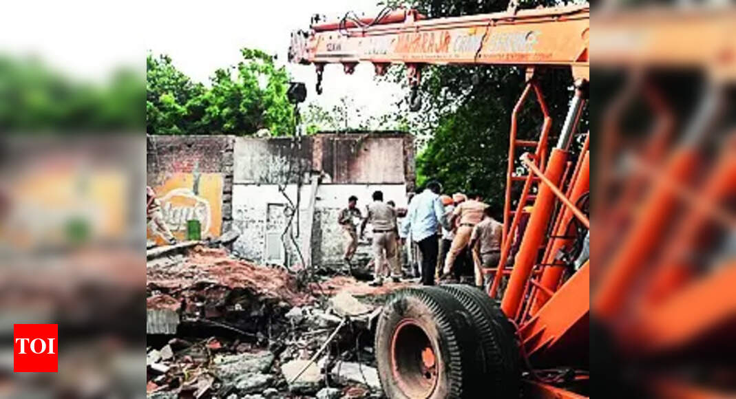 Roof Collapse: 2 Booths’ Partition Wall Removal Behind Sector 33 Roof ...