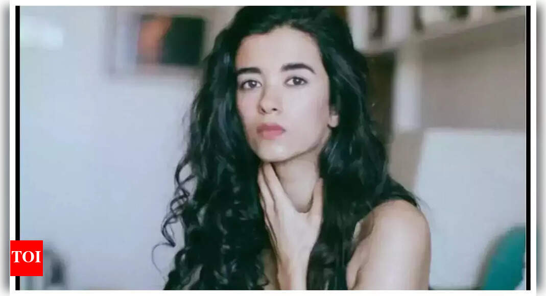 When Saba Azad got into a banter with the paparazzi | Hindi Movie News ...