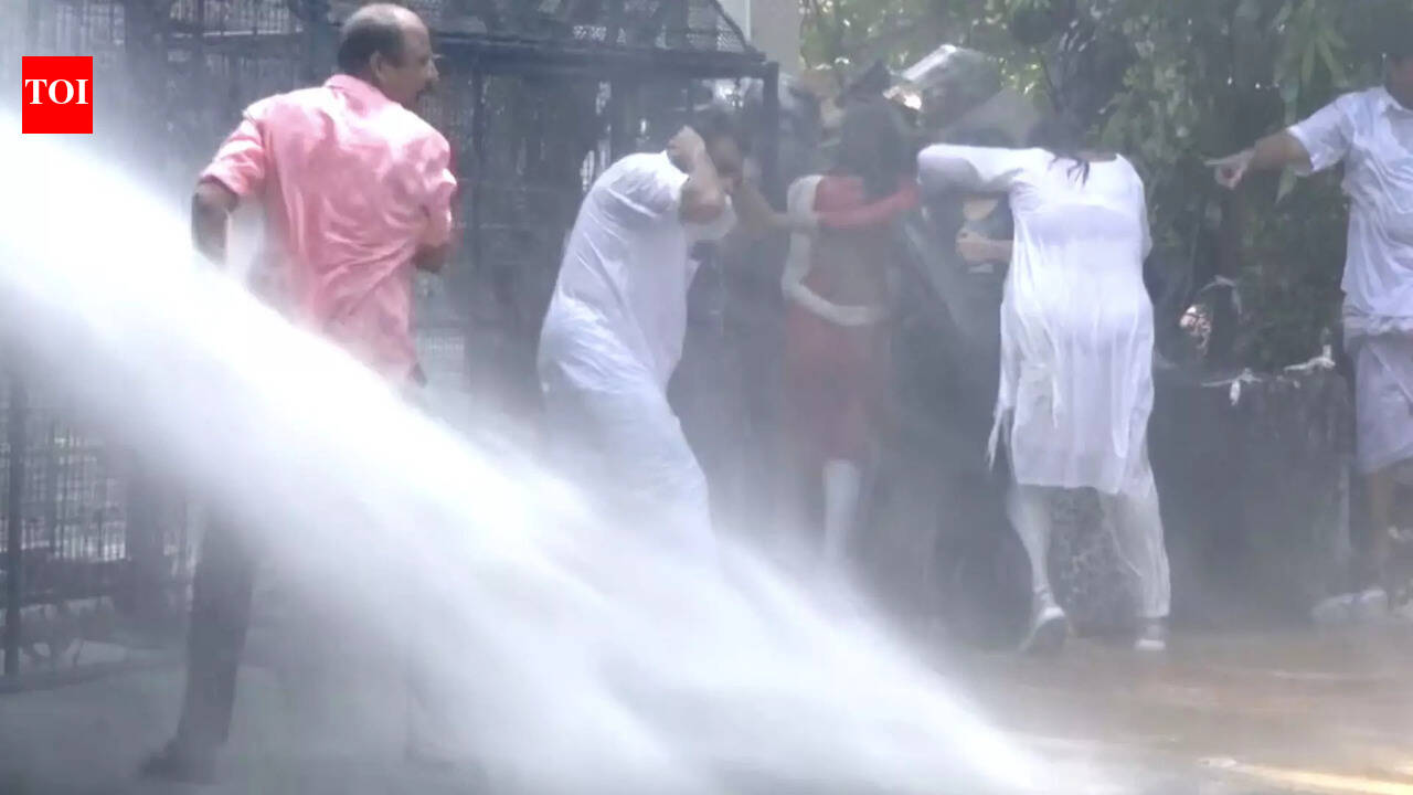 ravan: Congress workers hold protest in Thiruvananthapuram against BJP ...