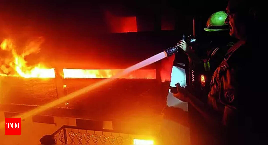 Fire: Major Fire Breaks Out In Army Uniform Manufacturing Unit | Kanpur ...