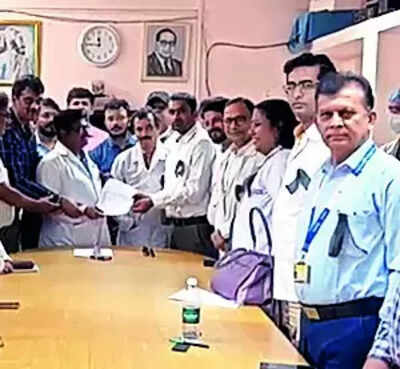 Nanded MP Patil: Cpr Hospital Docs Protest Against Nanded Mp Patil ...