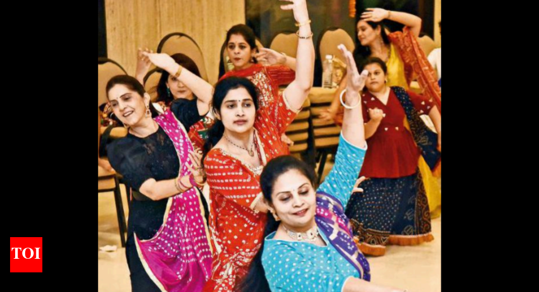 Garba: Crash Courses Teach People Garba Moves | Pune News - Times of India