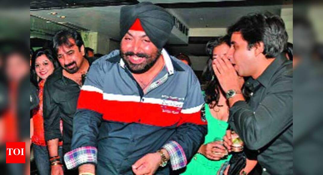 Monu Chadha's rocking b'day bash | Events Movie News - Times of India