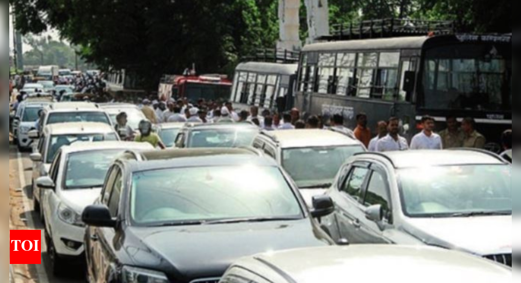 Chaos on Lucknow roads as protesting teachers catch traffic police ...