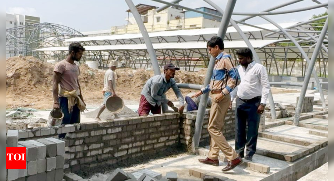 Chennai Corporation commissioner inspects Marina Loop Road fish market ...