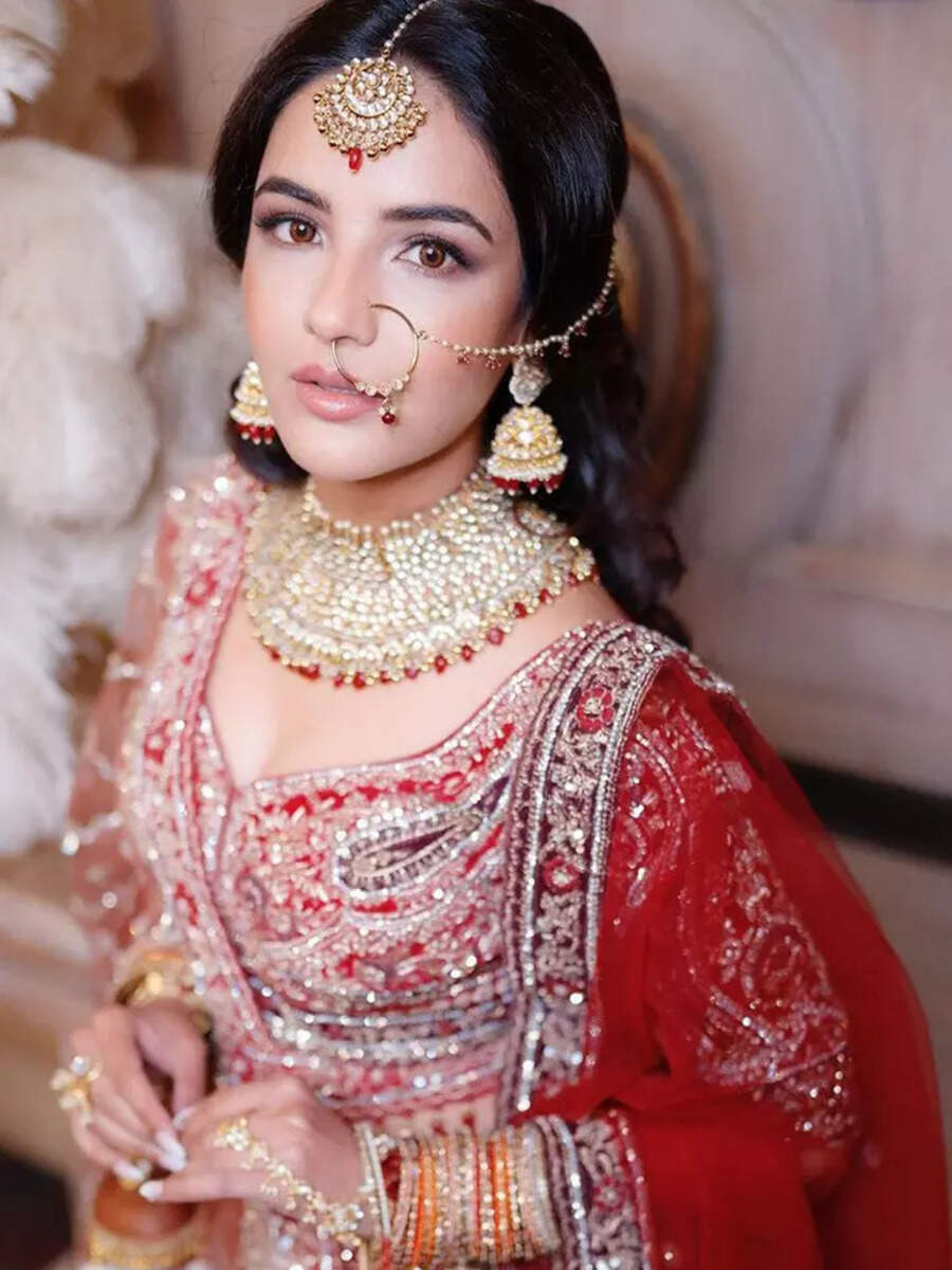 Jasmin Bhasin radiates elegance in traditional attire | Times of India