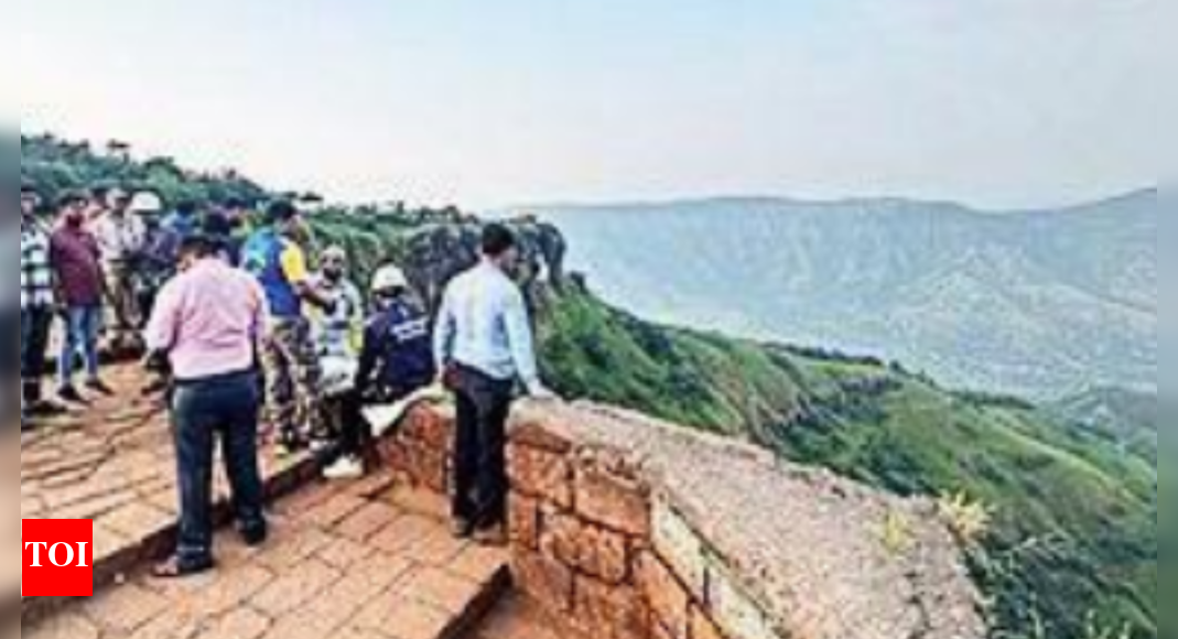 Pune woman falls 350ft, dies while taking selfie | Kolhapur News ...