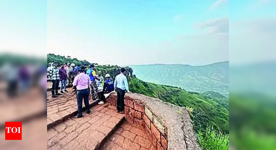 Death: Pune Woman Falls 350ft, Dies While Taking Selfie | Kolhapur News ...