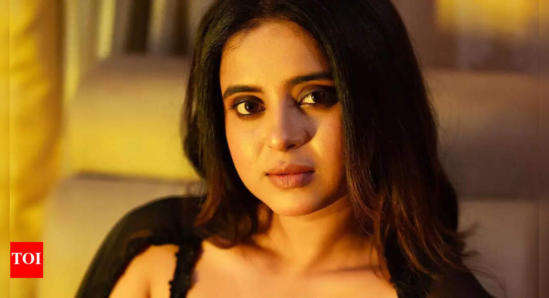 Kavyashree Gowda stuns in a Black lehenga suit with elegant makeover ...