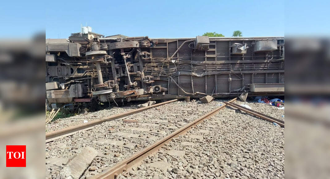 Horror Tale: Bihar train disaster: Scattered shoes, clothes, food stuff ...