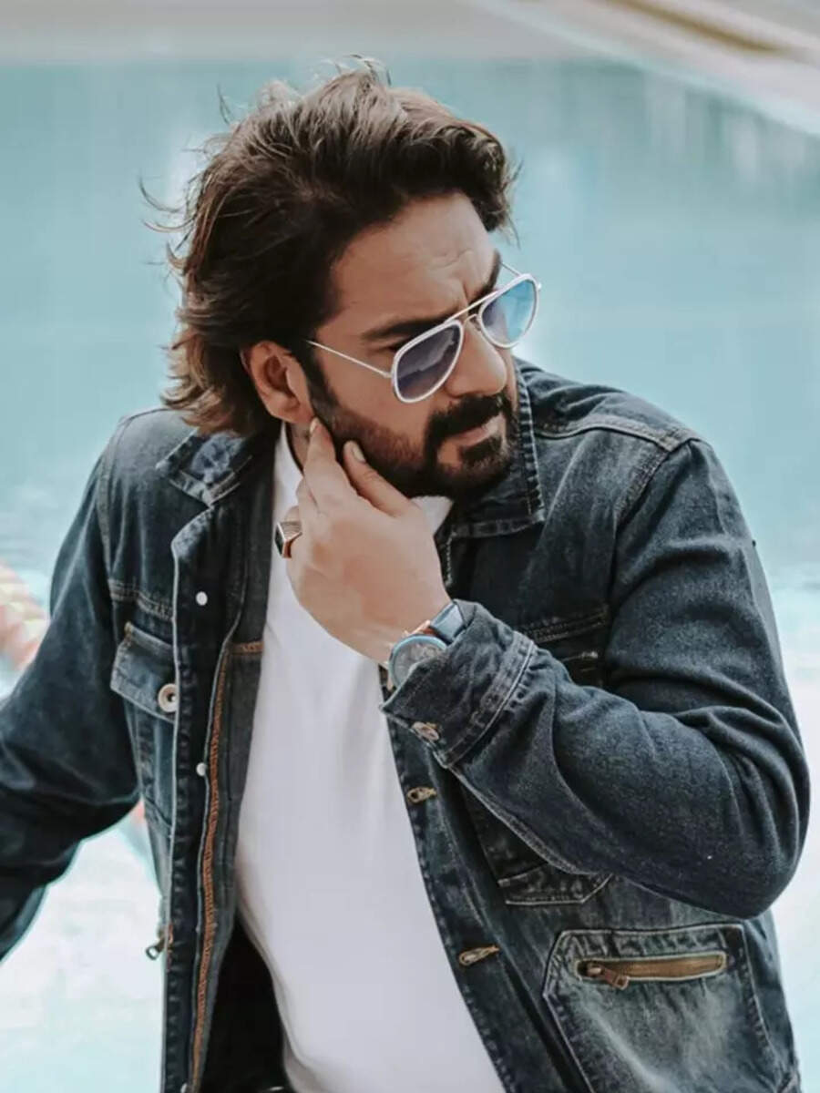 Dapper looks of Shiju AR | Times of India