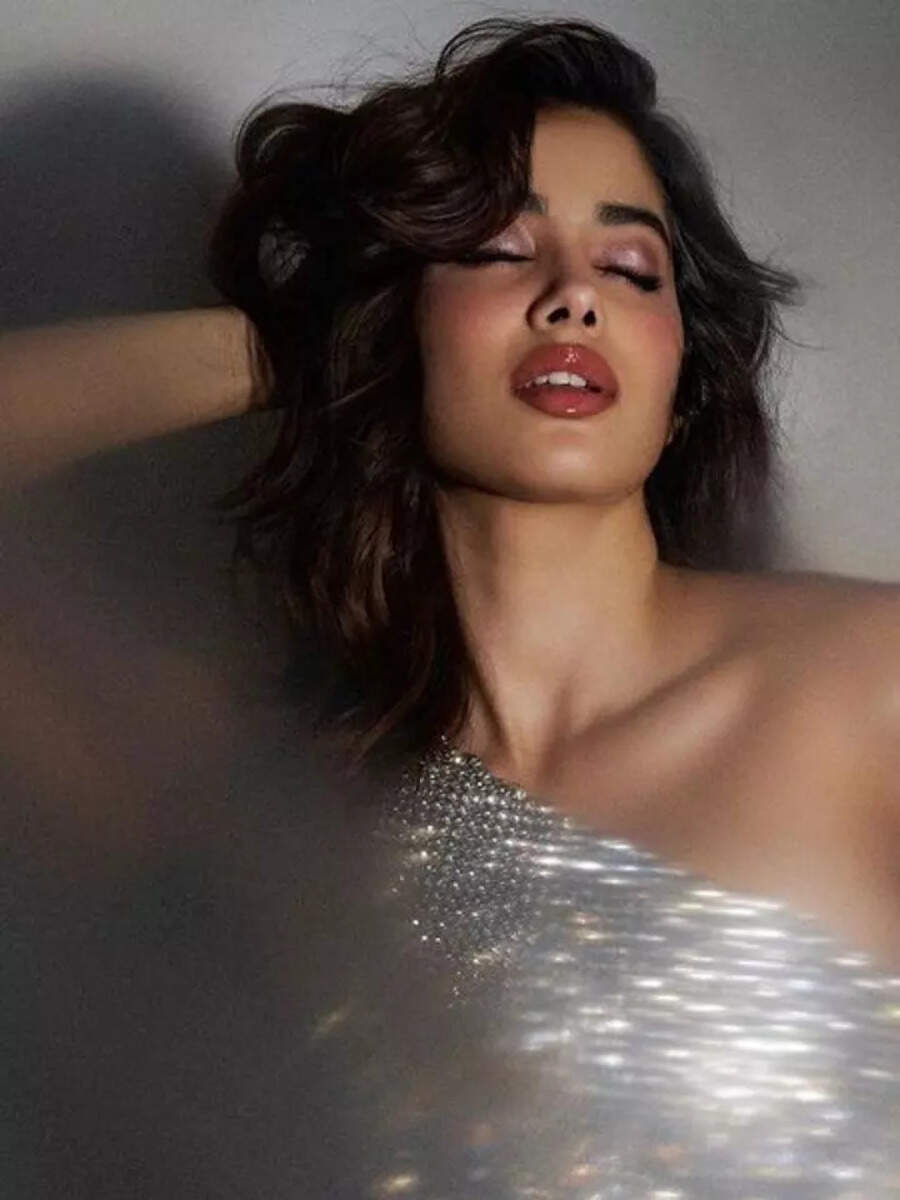 Janhvi Kapoor Sparkles In Strapless Silver Fit | Zoom TV