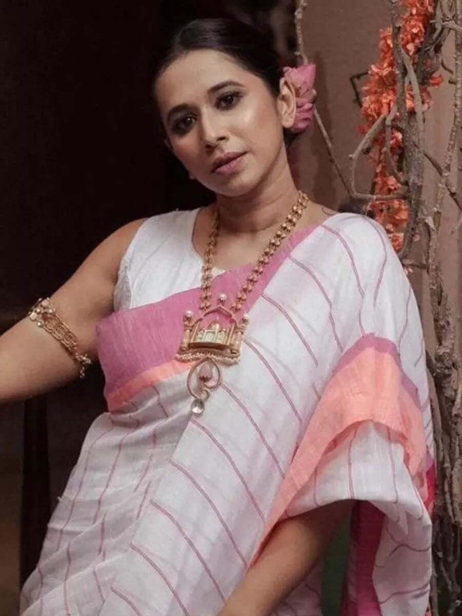 Shreya Bugde's beautiful photoshoot in a white cotton saree | Times of ...