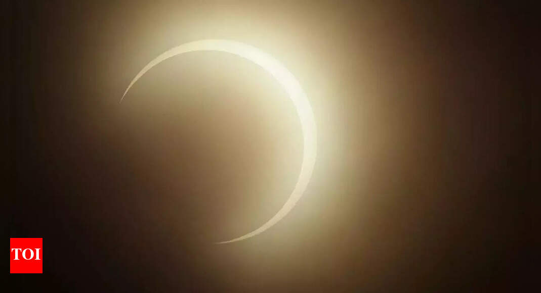 Annular solar eclipse thrills sky-watchers across US - Times of India