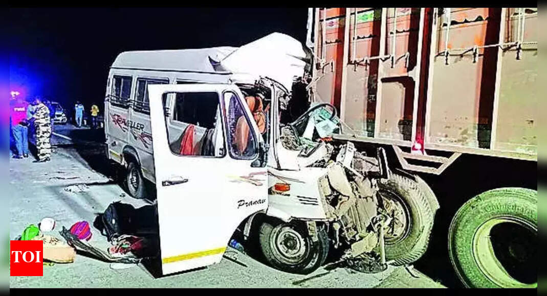 Maharashtra Bus Accident News: 12 killed as mini-bus hits container on ...