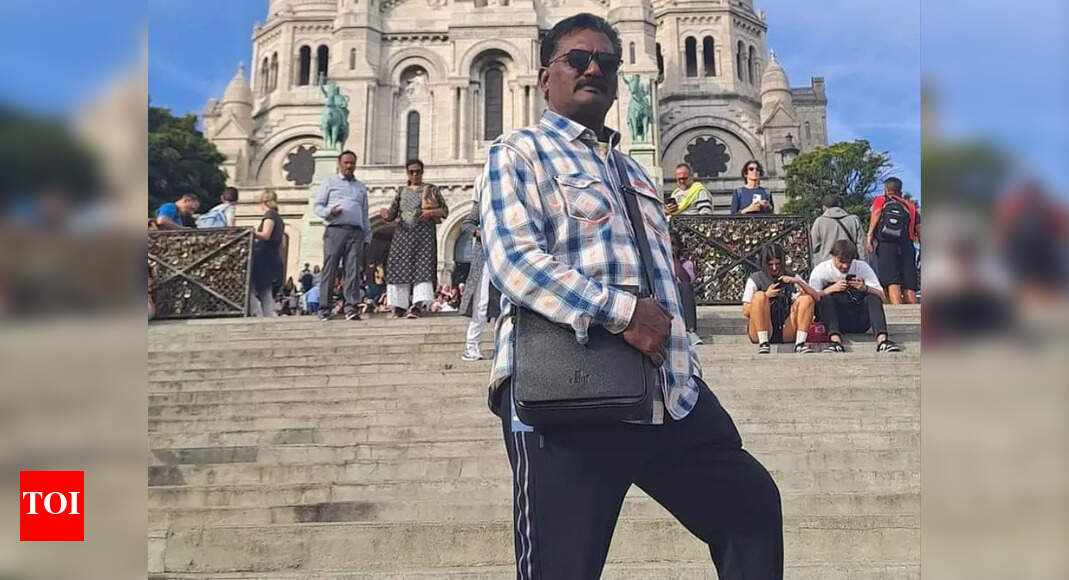 Ethirneechal fame actor Vela Ramamoorthy enjoys a vacation with family - Times of India