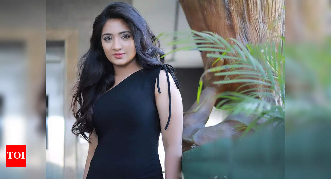 Ilakkiya actress Hima Bindhu looks stylish in an adorable short bodycon ...