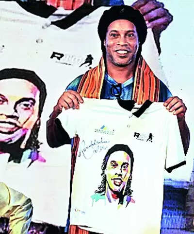 Ronaldinho: Ronaldinho Enthralls Fans On Busy Day In City | Kolkata ...