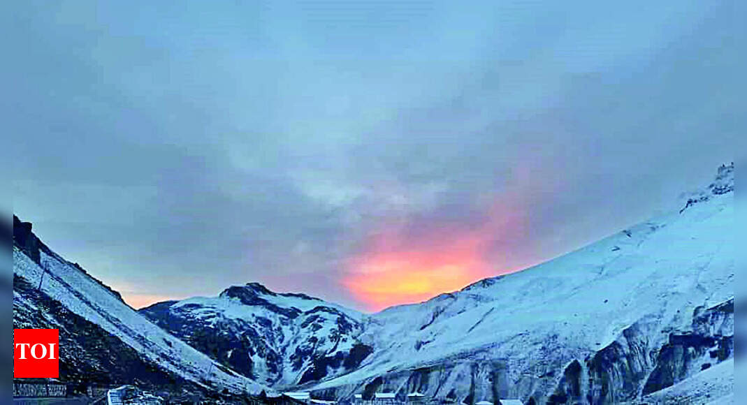 Quality Of Life: Snow Locks Kashmir In Early Winter | Srinagar News ...