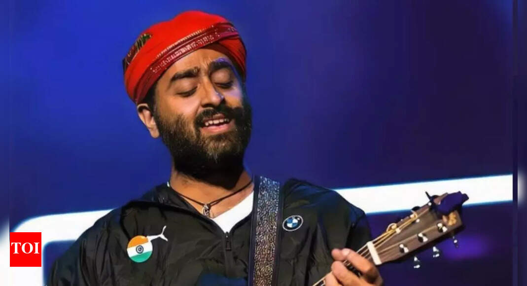 Watch video: Arijit Singh scolds bike-riding fans for blowing horns ...